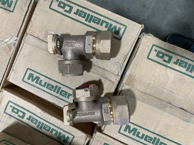MUELLER H-14259N 1" C110 IPS PE X MTR NUT ANGLE MTR VALVE - The ...